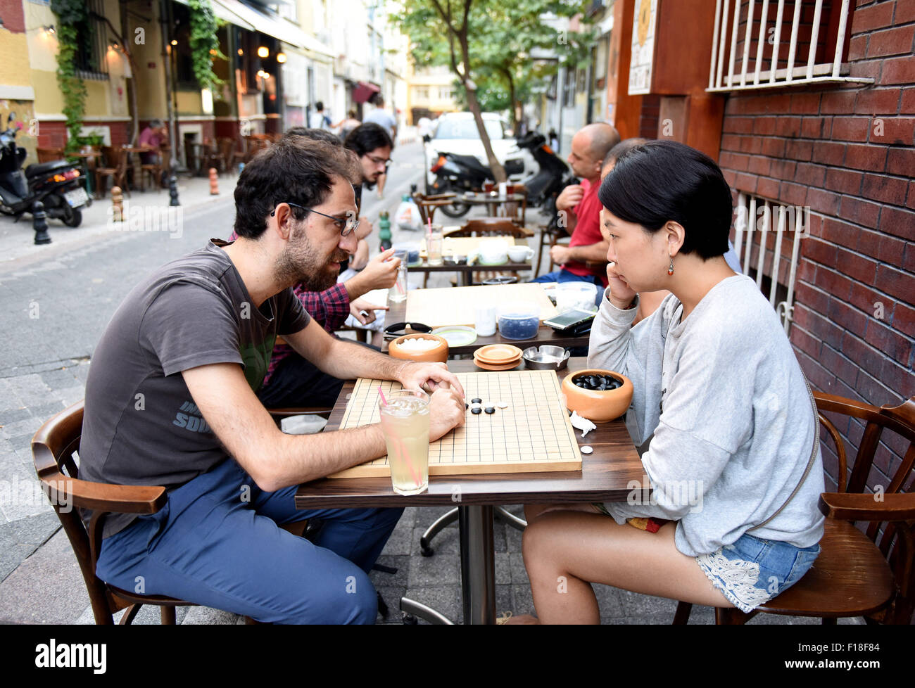 (150830) -- ISTANBUL, Aug. 30, 2015(Xinhua) -- Turkish Go chess fan ...