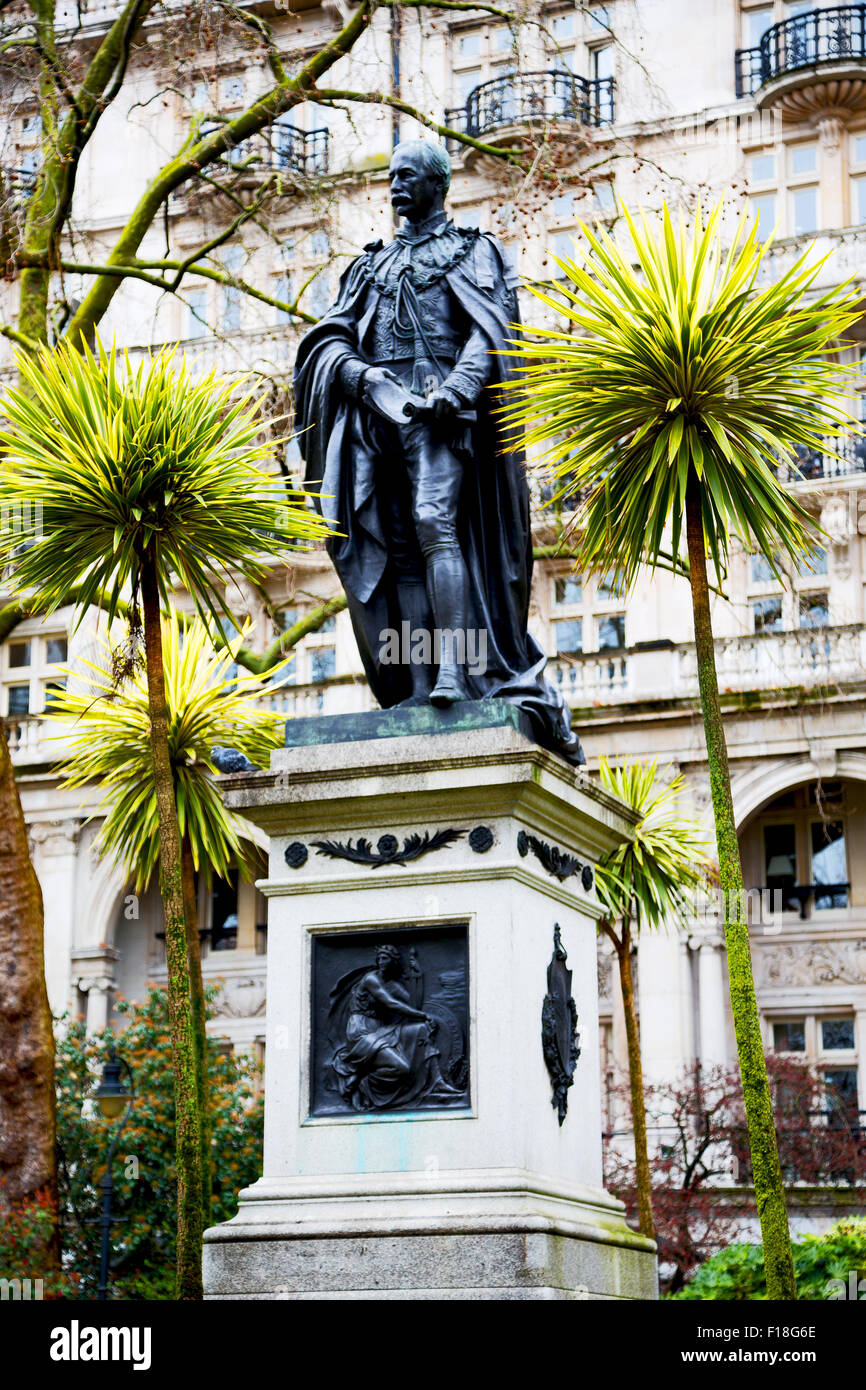 marble and statue in old city of london england Stock Photo - Alamy
