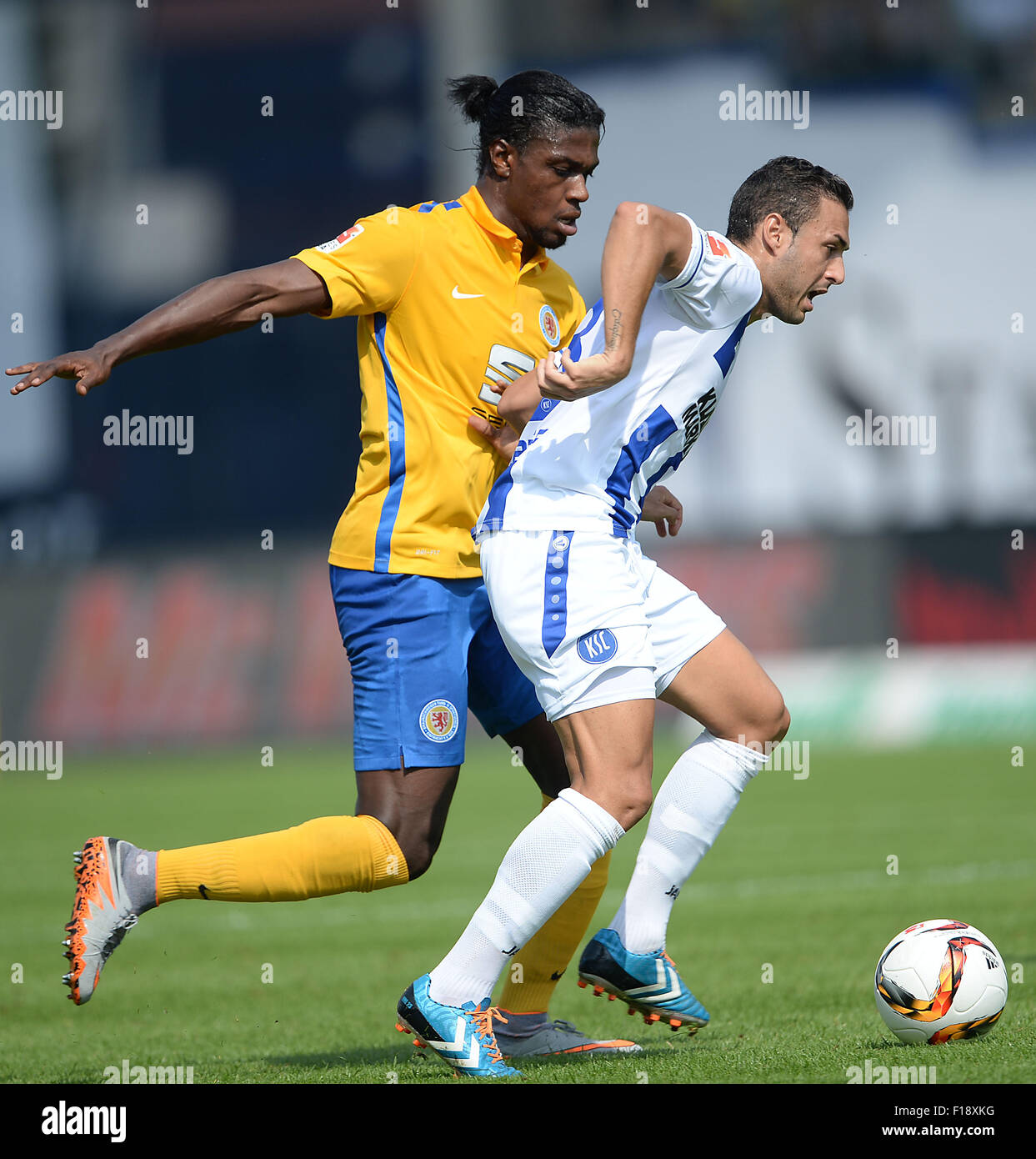 Braunschweig's Joseph Baffo (l) and Karlsruhe's Erwin Hoffer compete ...