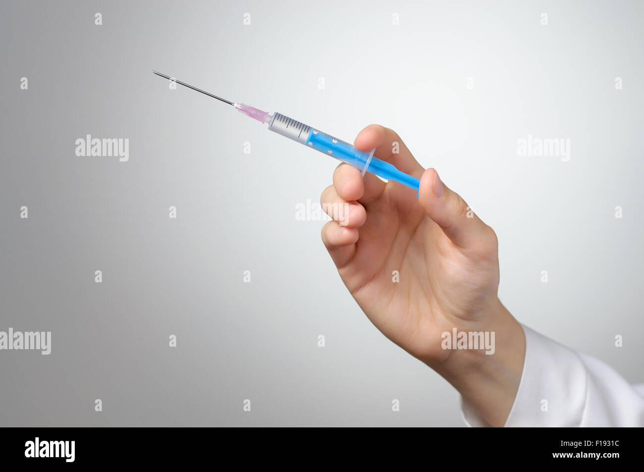 Hand of a female doctor with syringe Stock Photo - Alamy