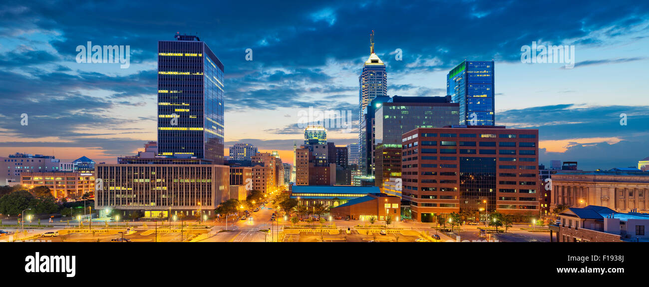 Indianapolis. Image of Indianapolis skyline at sunset Stock Photo - Alamy