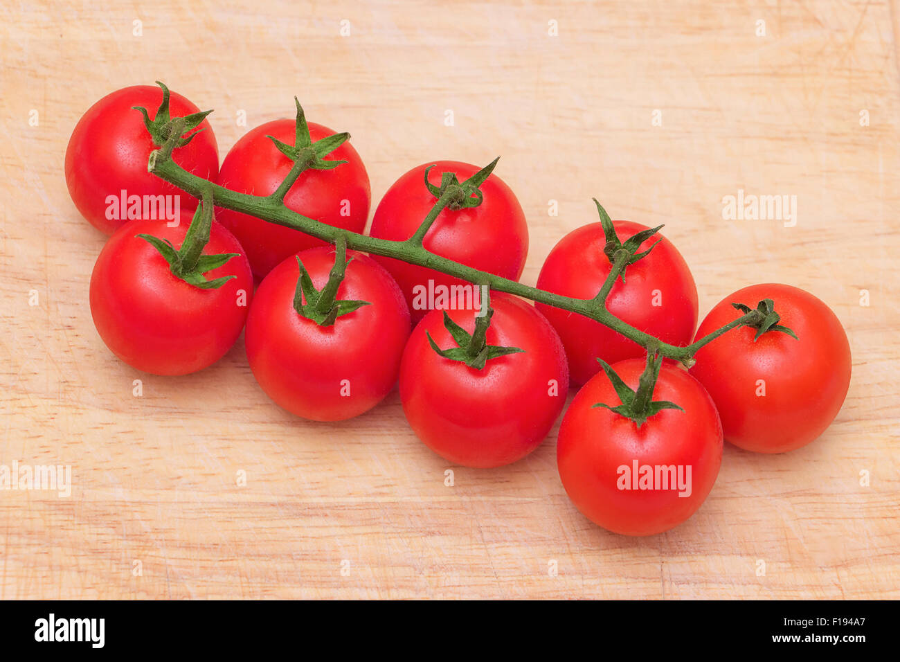 Red cherry tomatoes hi-res stock photography and images - Alamy