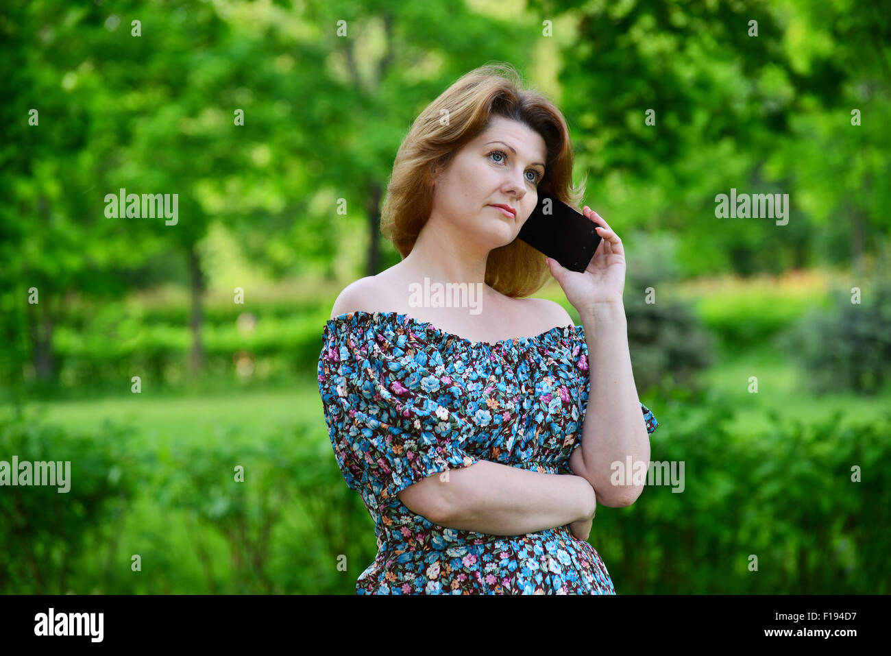 Middle aged woman mobile phone hi-res stock photography and images - Alamy