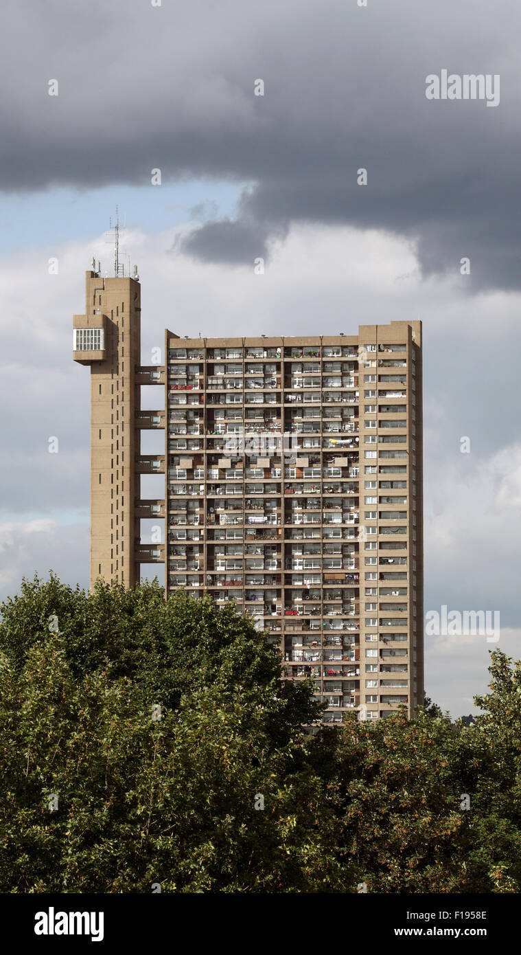 Trellick Tower, West London, England. Brutalist 1960s apartment block ...