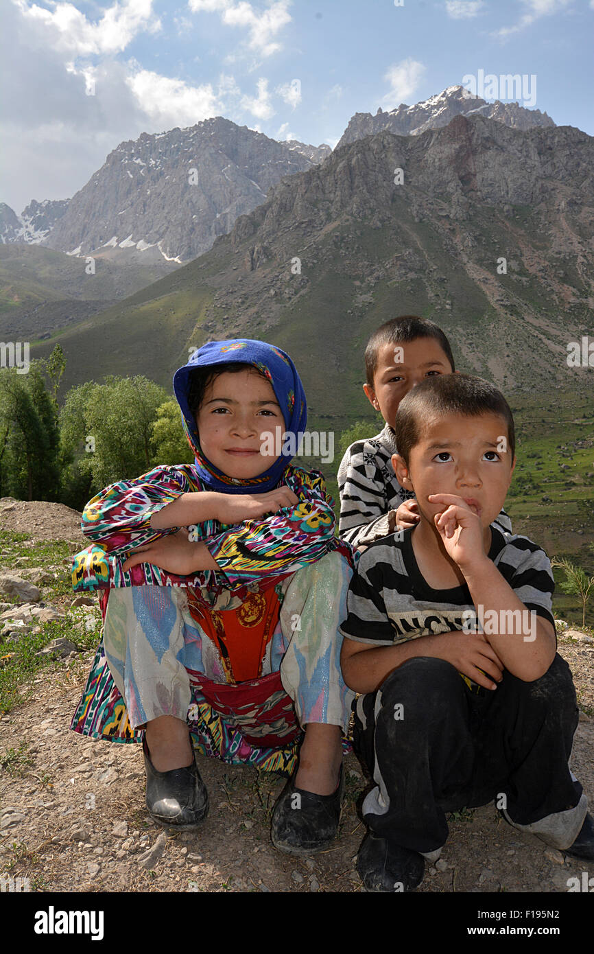 Children with nature hi-res stock photography and images - Alamy