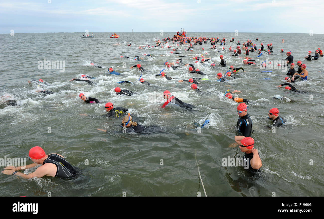 Hilgenriedersiel, Germany. 30th Aug, 2015. Hundreds of swimmers start the 27th island swim to ...