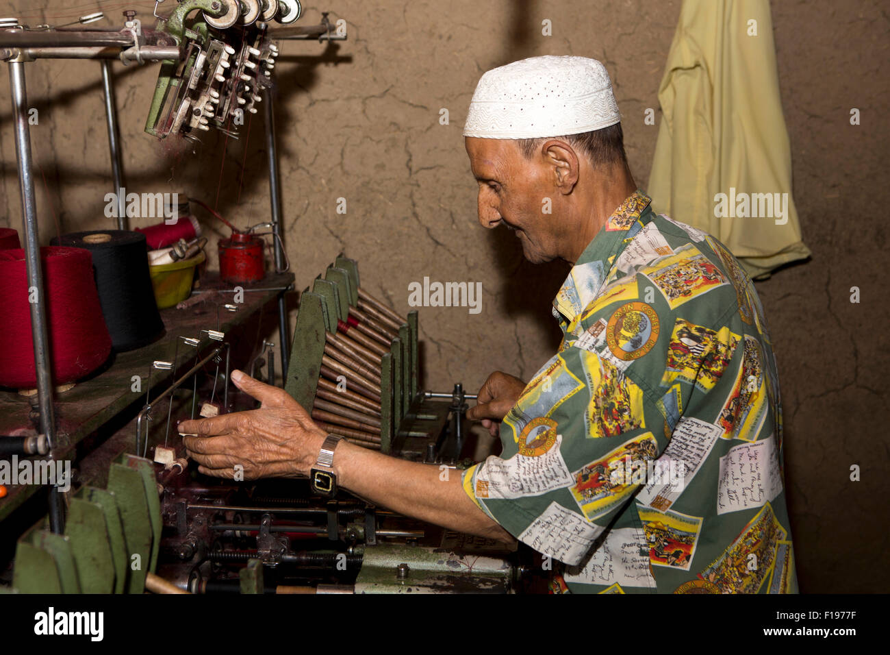 Man weaving loom hi-res stock photography and images - Alamy