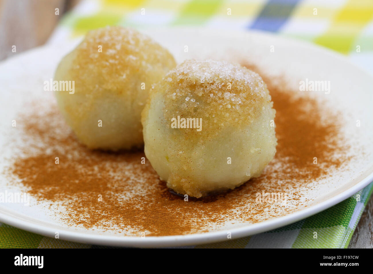 Sprinkled cinnamon hi-res stock photography and images - Alamy