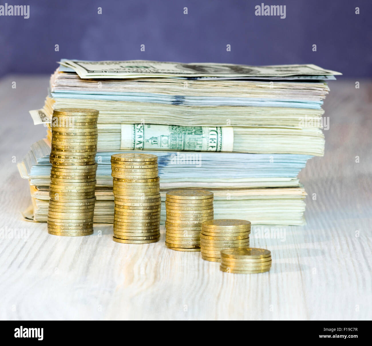 Thick stack of US cash and column of coins Stock Photo - Alamy