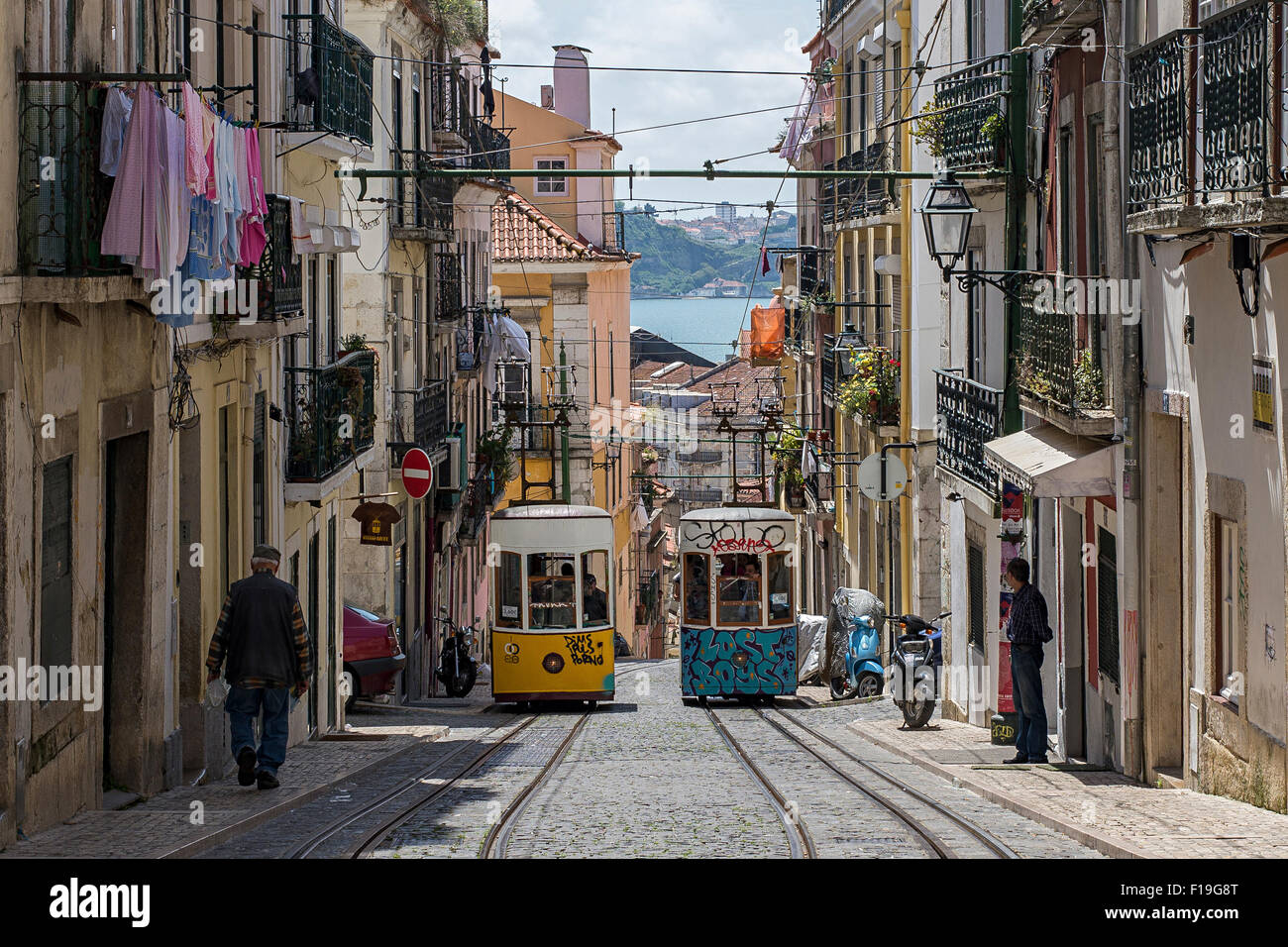 Streetcar in Rua da Bica de Duarte Belo Stock Photo - Alamy