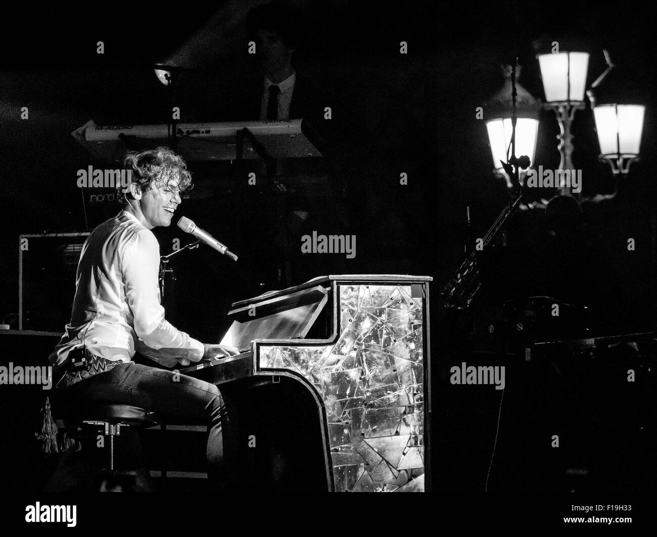 Singer on keyboard Black and White Stock Photos & Images - Alamy