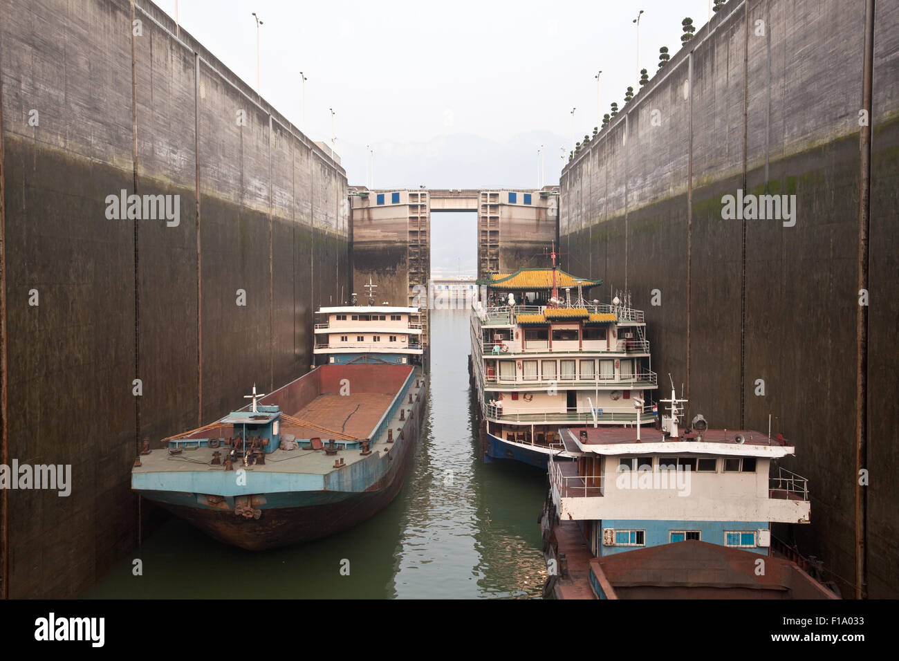 Canal sluice gate hi-res stock photography and images - Alamy