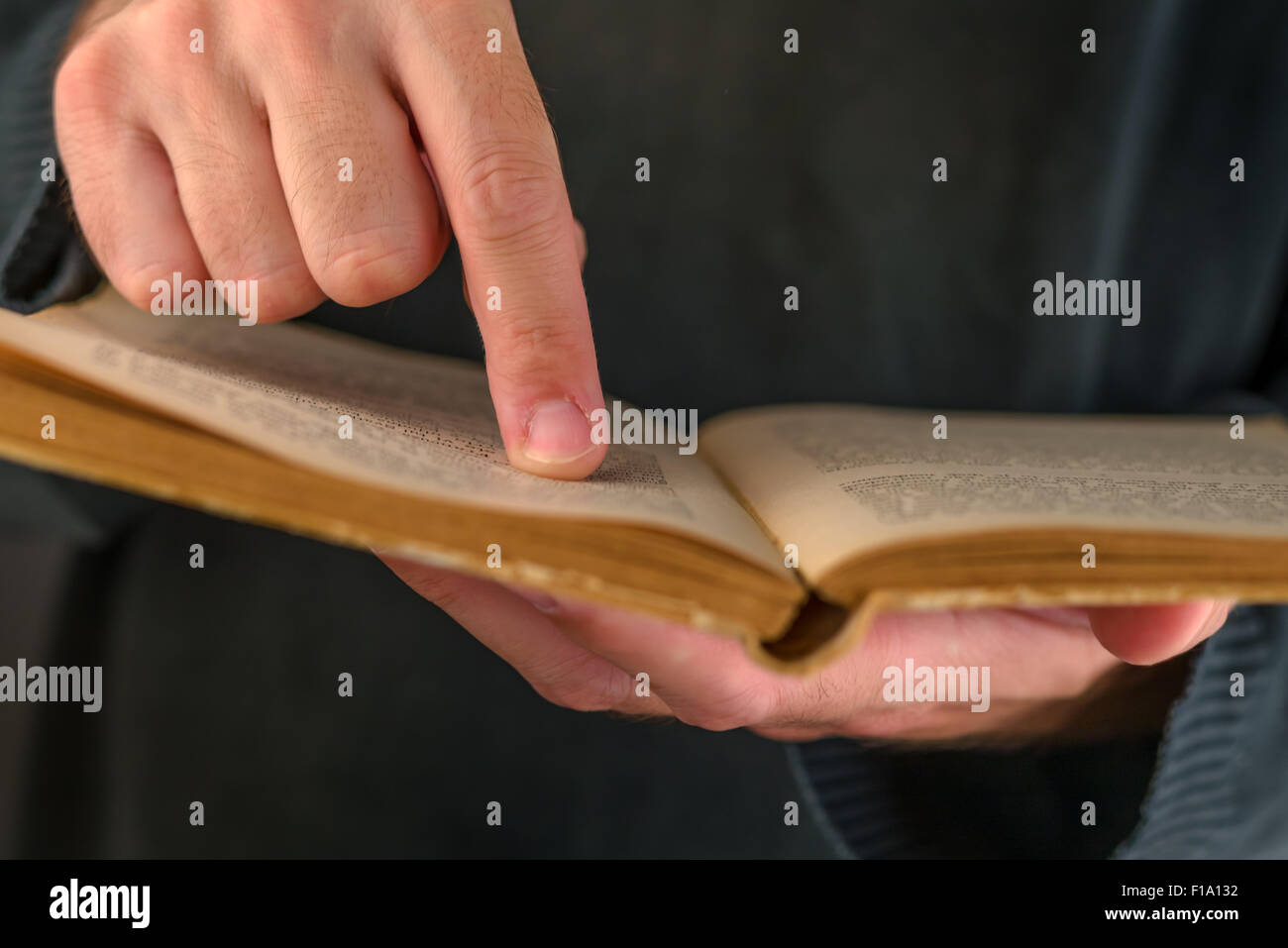 Old man reading book hi-res stock photography and images - Alamy