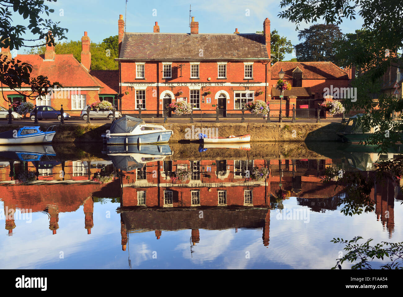 The old anchor inn hi-res stock photography and images - Alamy