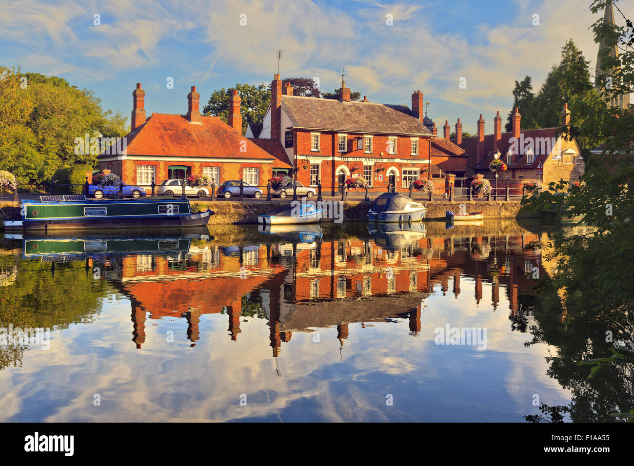 The Old Anchor Inn Reflections on the River Thames at Abingdon Stock ...