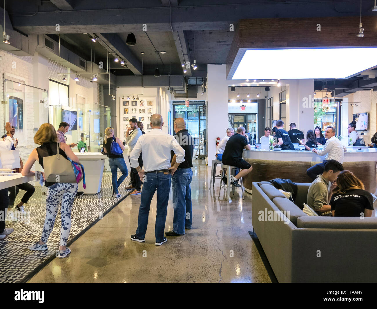 Samsung store interior hi-res stock photography and images - Alamy