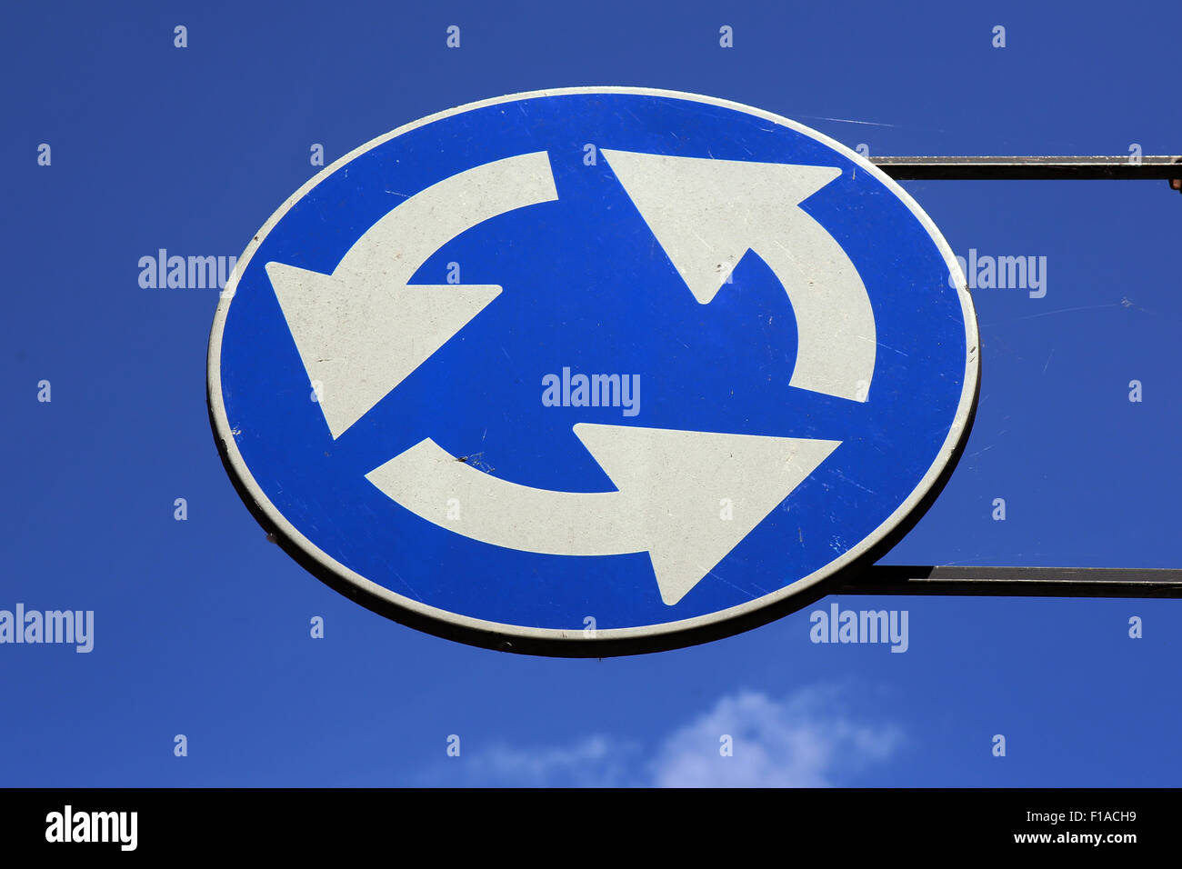 White roundabout hi-res stock photography and images - Alamy