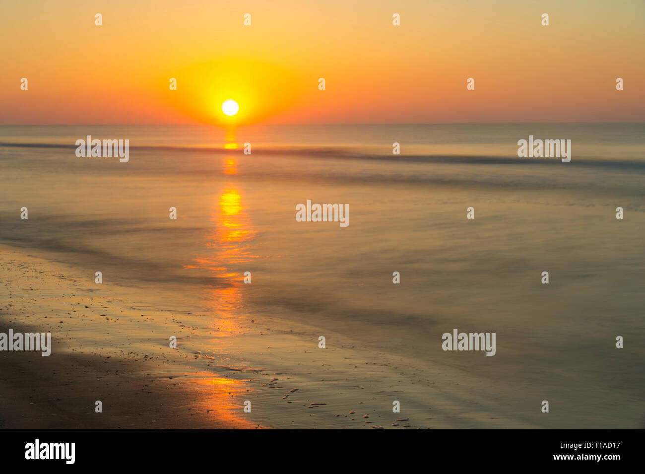 Minimalist sunrise hi-res stock photography and images - Alamy