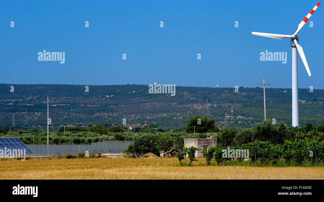 Rotating solar energy panels hi-res stock photography and images - Alamy