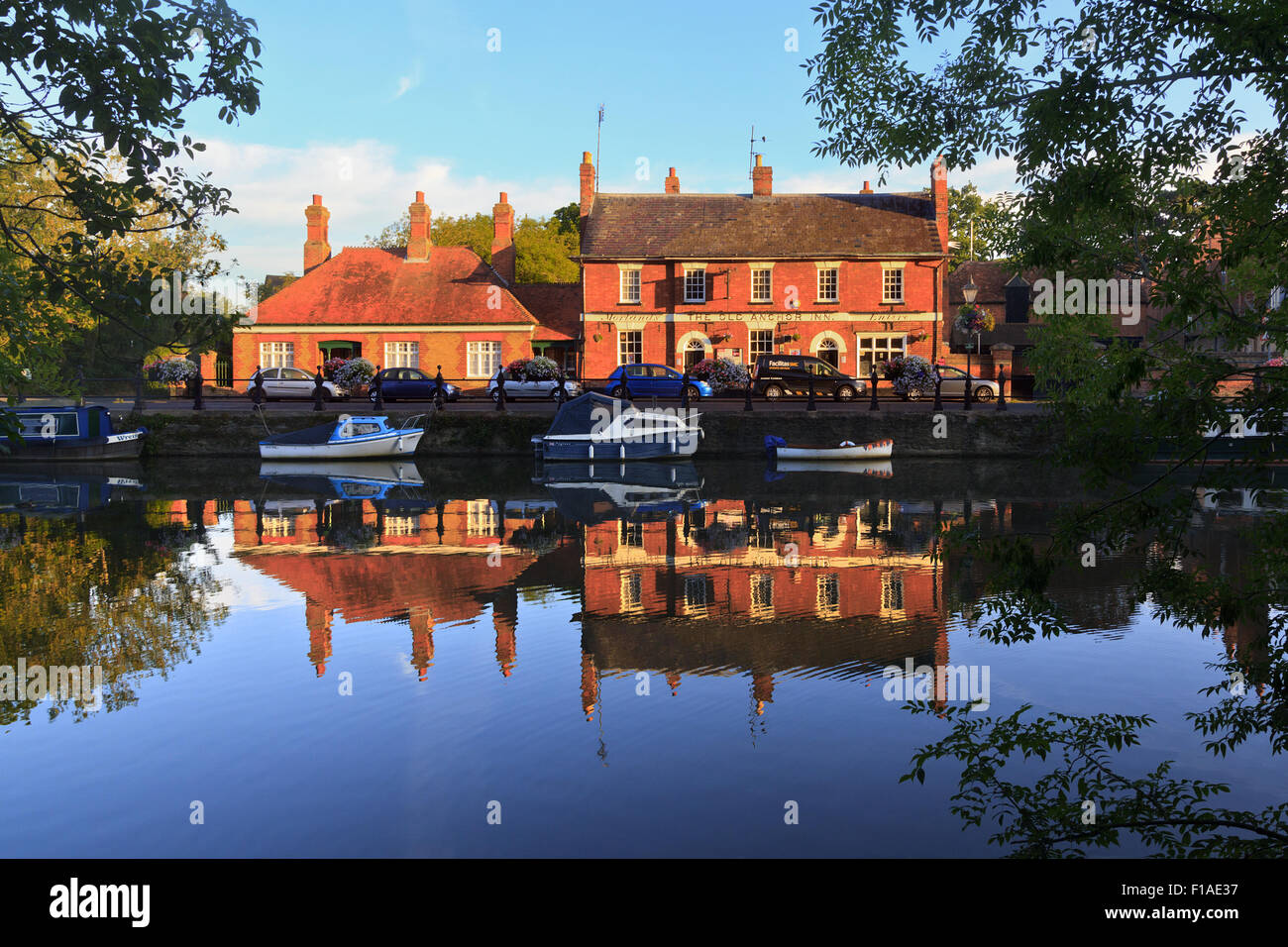 Old anchor inn hi-res stock photography and images - Alamy