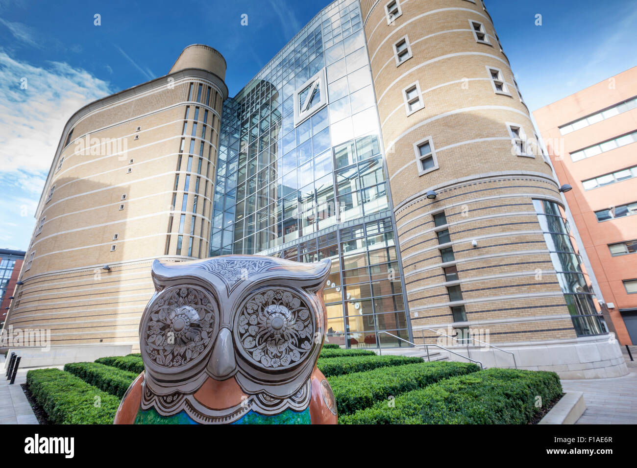 The "Oozells Owl" Owl sculpture outside the Deutsche Bank building in ...