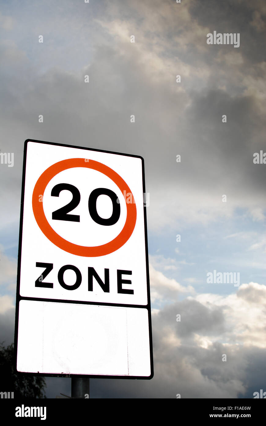 20 mph road sign hi-res stock photography and images - Alamy