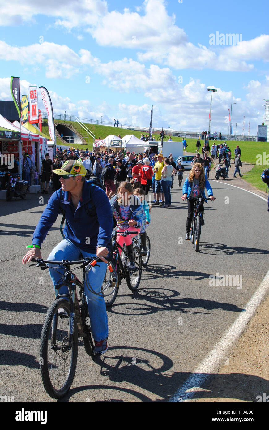 Motor racing fans family hi-res stock photography and images - Alamy