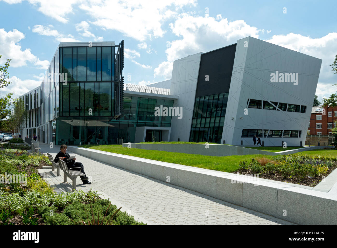 Manchester cancer research centre building hi-res stock photography and ...