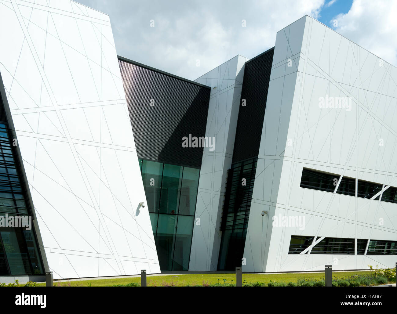 The Manchester Cancer Research Centre building, designed by Wilson ...