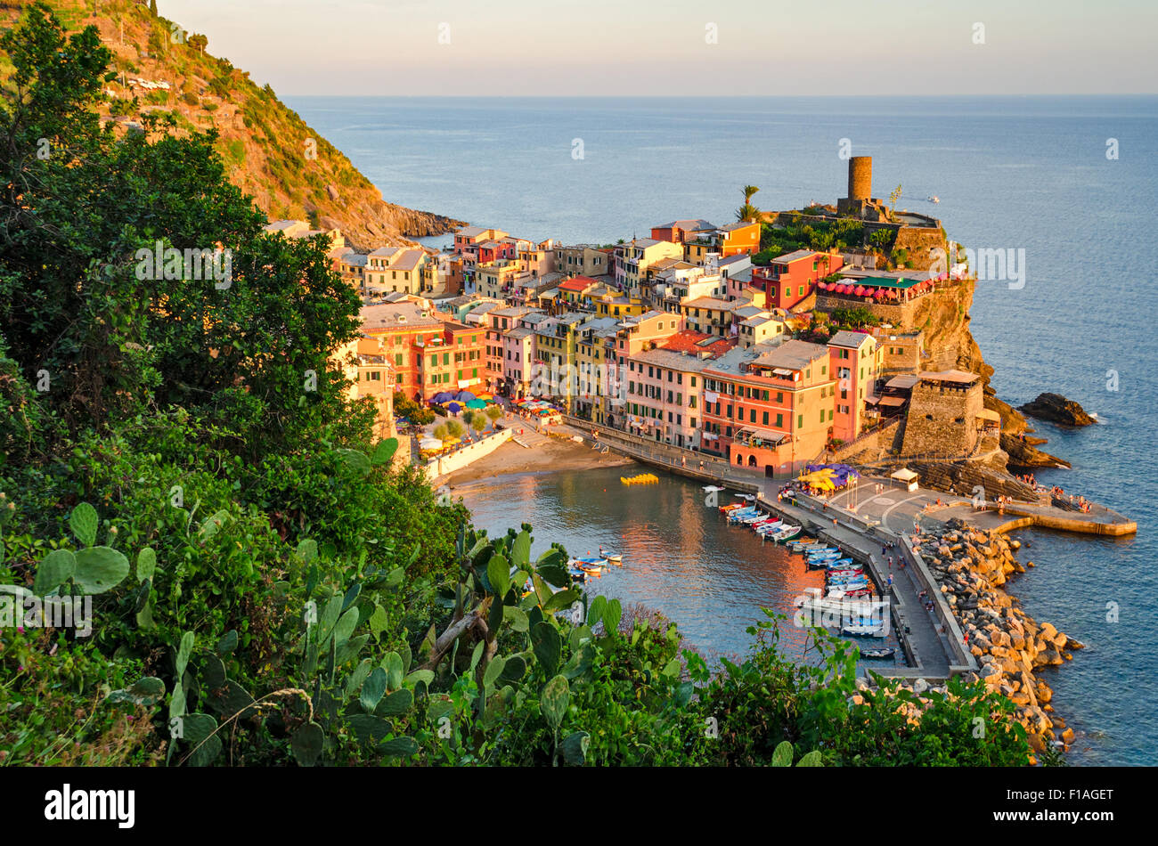 Vernazza cinque terre italy italian riviera hi-res stock photography ...