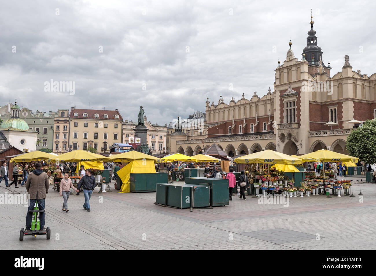 Main Market Square (Rynek Glowny) with Cloth Hall (Sukiennice), Krakow ...