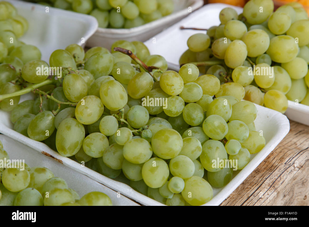 Grapes in a market hi-res stock photography and images - Alamy