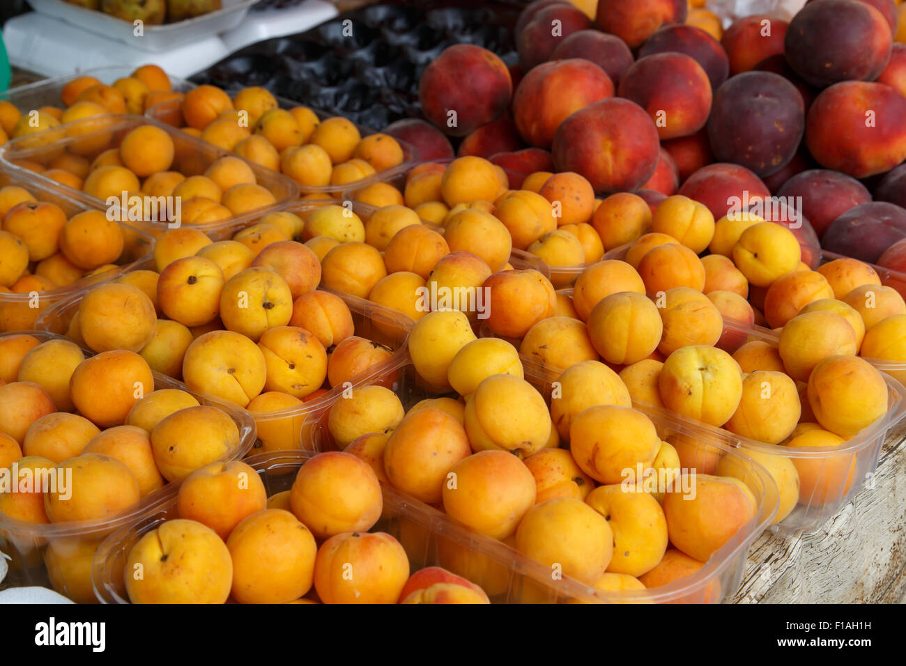 two different peaches types on marketplace Stock Photo - Alamy