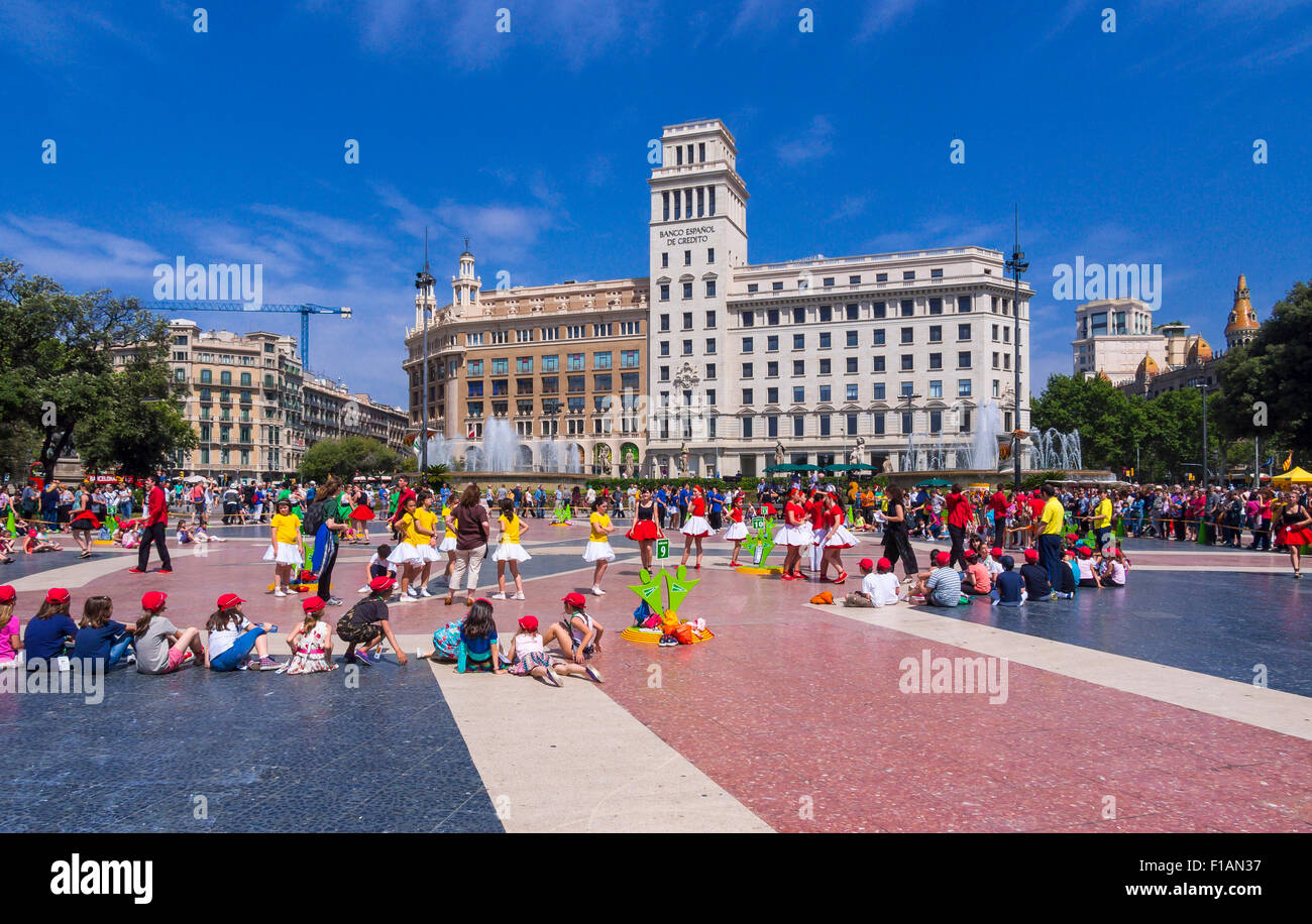 Spain, Barcelona, children playing on Placa Catalunya Stock Photo - Alamy