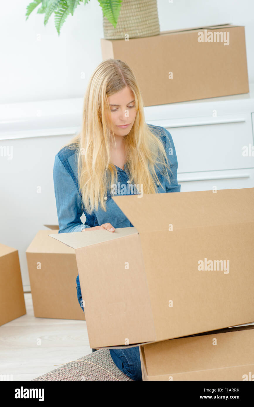 Woman packing a cardboard box Stock Photo - Alamy