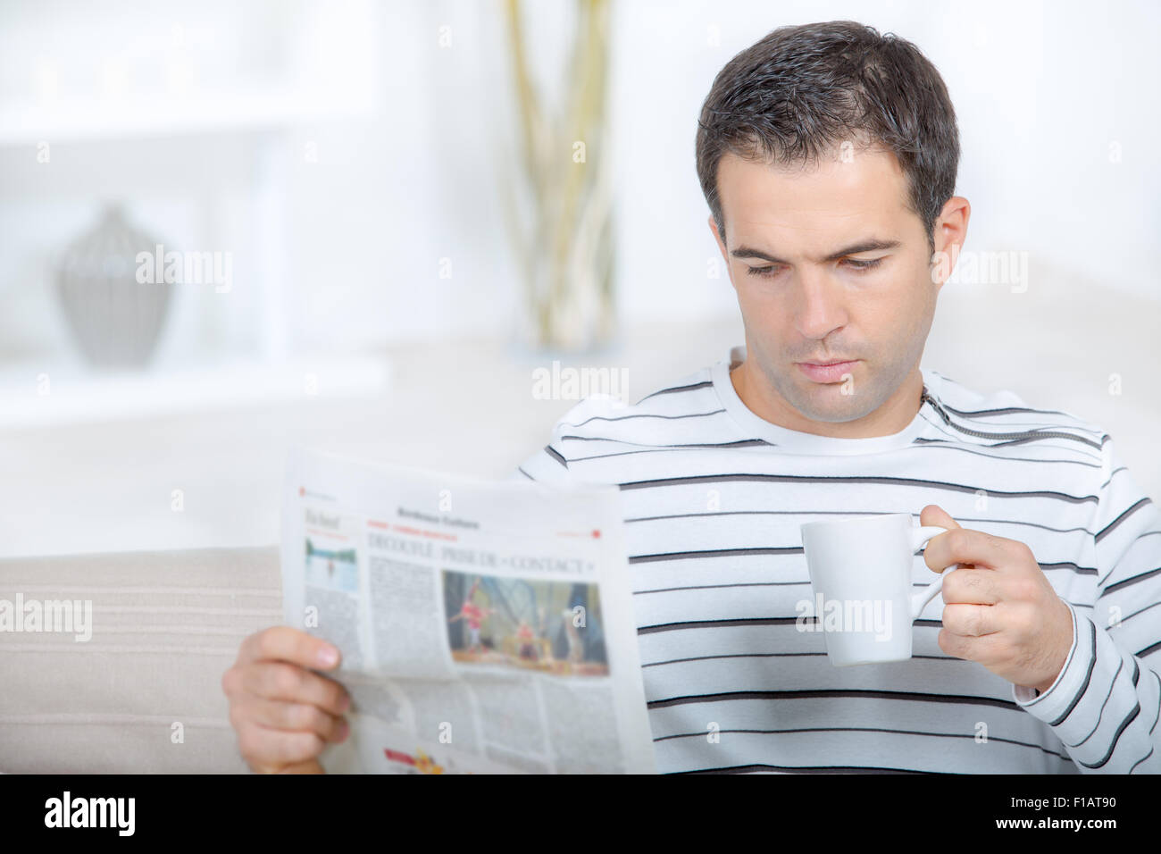 Man read reading paper newspaper look hi-res stock photography and ...