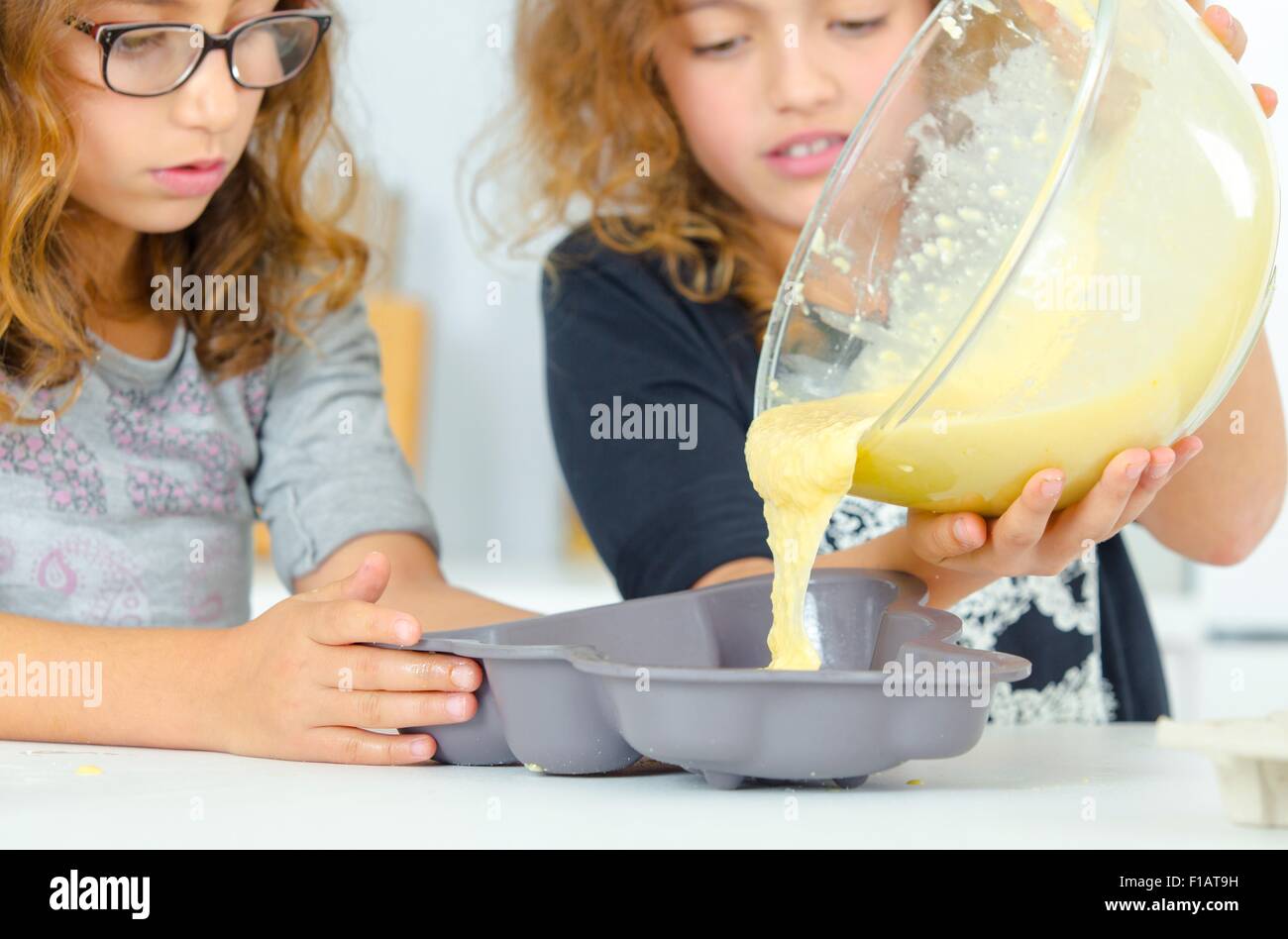 Pouring cake mix hi-res stock photography and images - Alamy