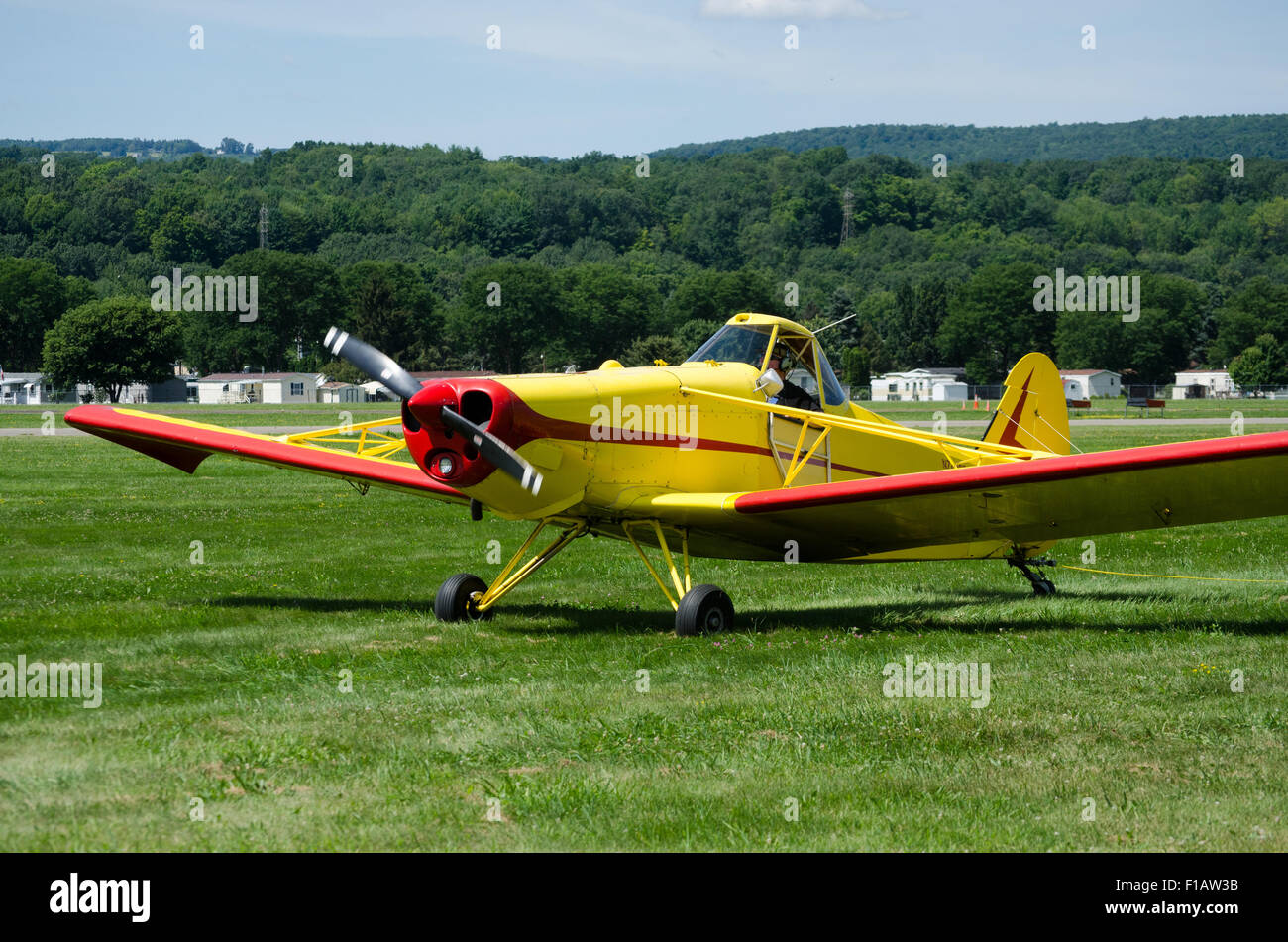 Tow plane being positioned to take next sailplane into air Stock Photo ...