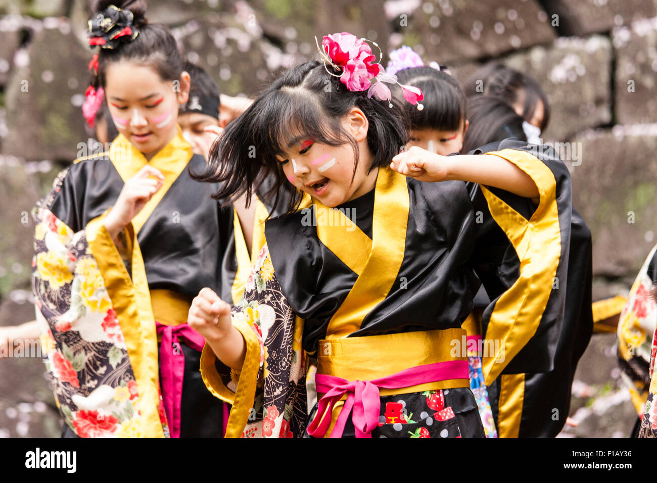 Japanese girls dancing performance hi-res stock photography and images ...