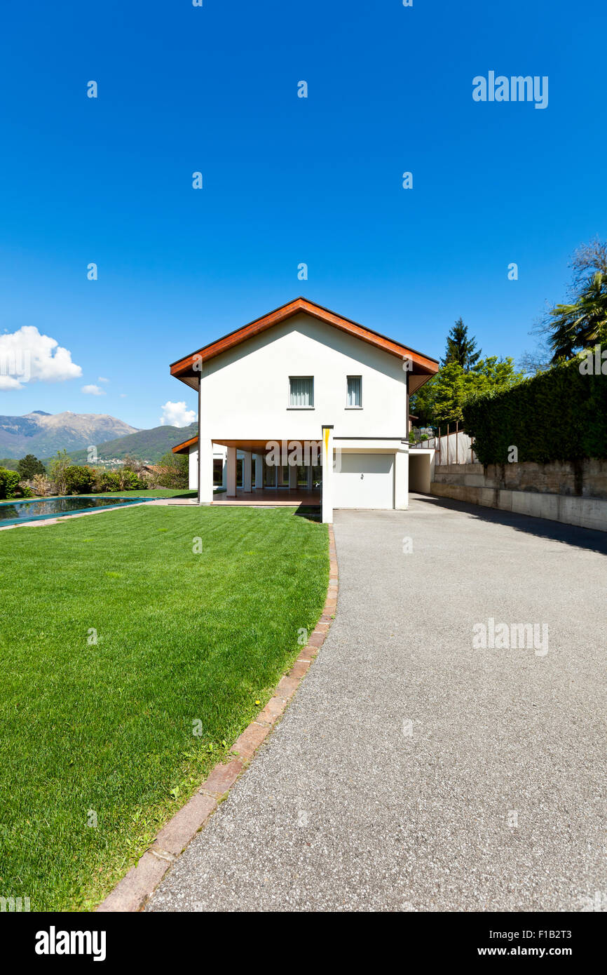 Country road home hi-res stock photography and images - Alamy