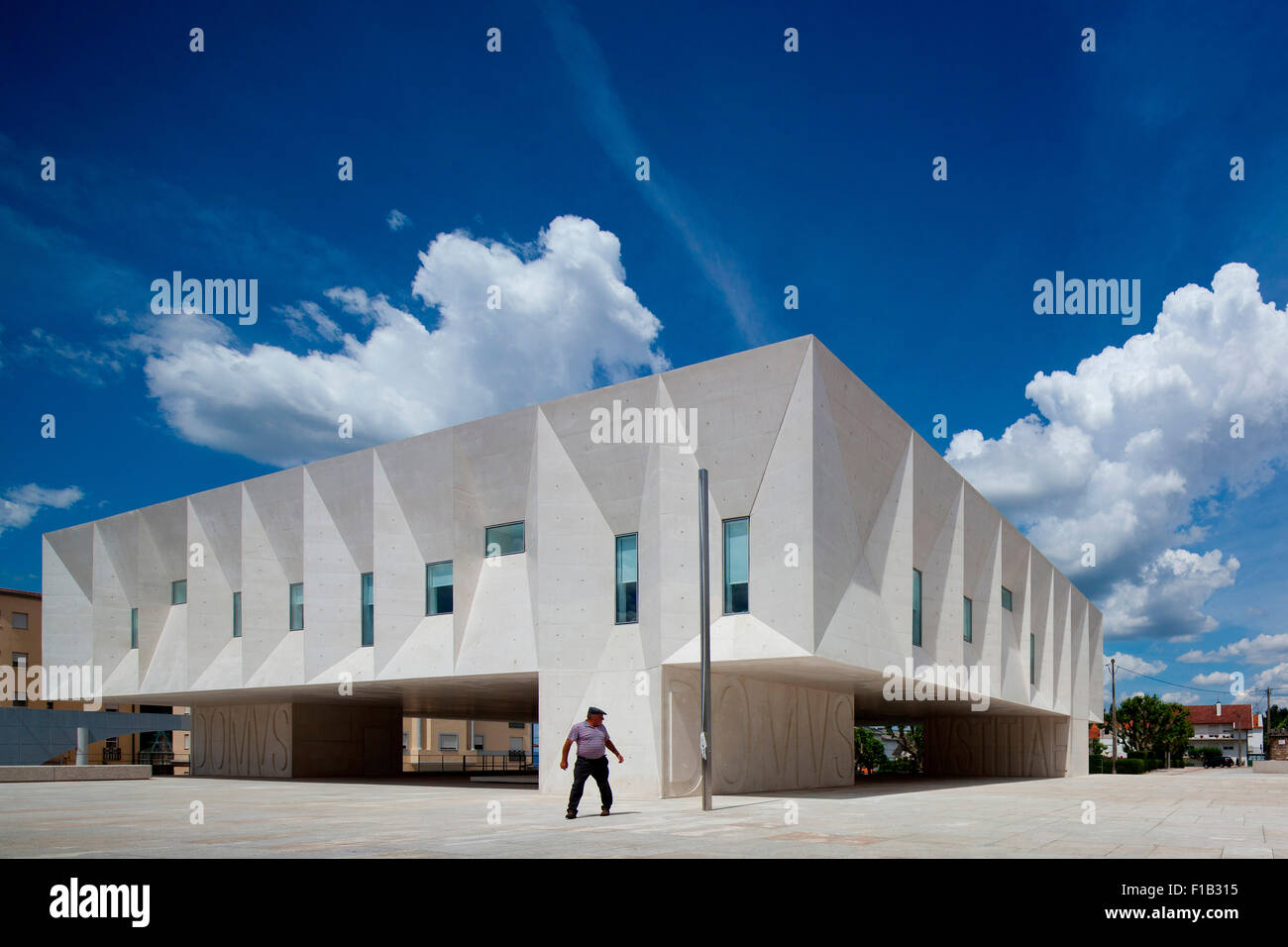Corner elevation of court building on public square. Palacio da ...