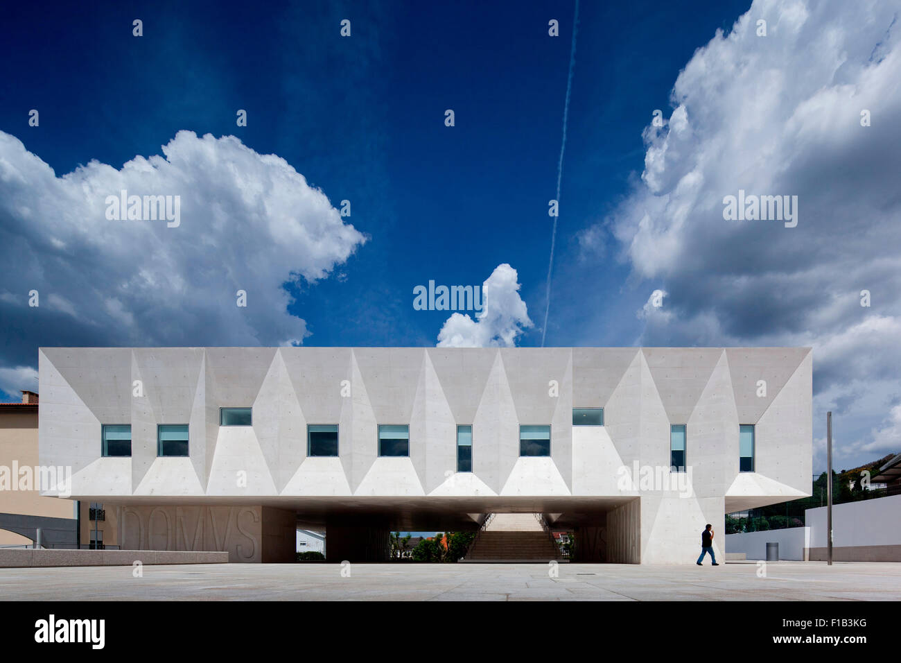 Front elevation of court building on public square. Palacio da Justicia ...