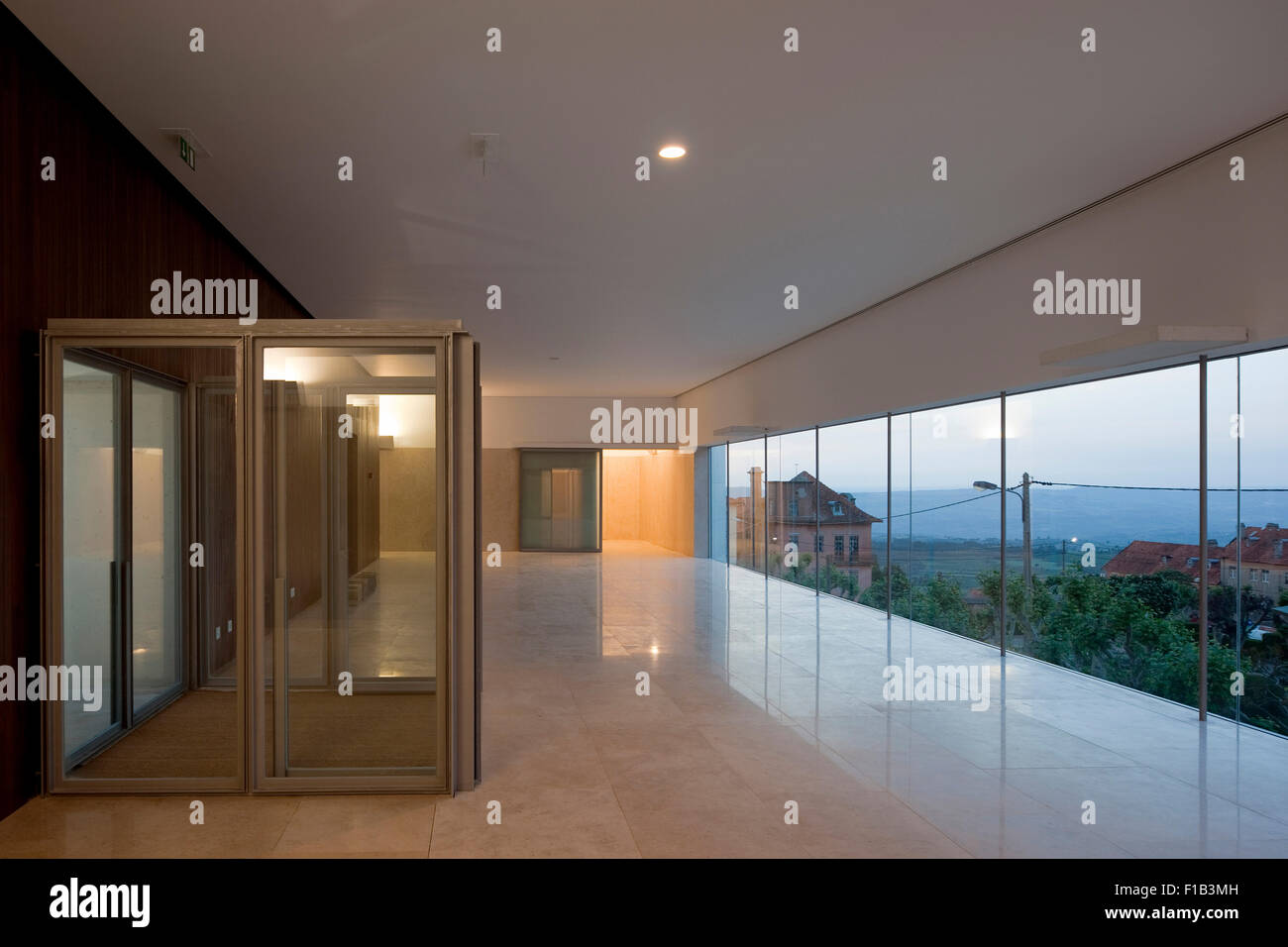 Courtroom interior architecture hi-res stock photography and images - Alamy