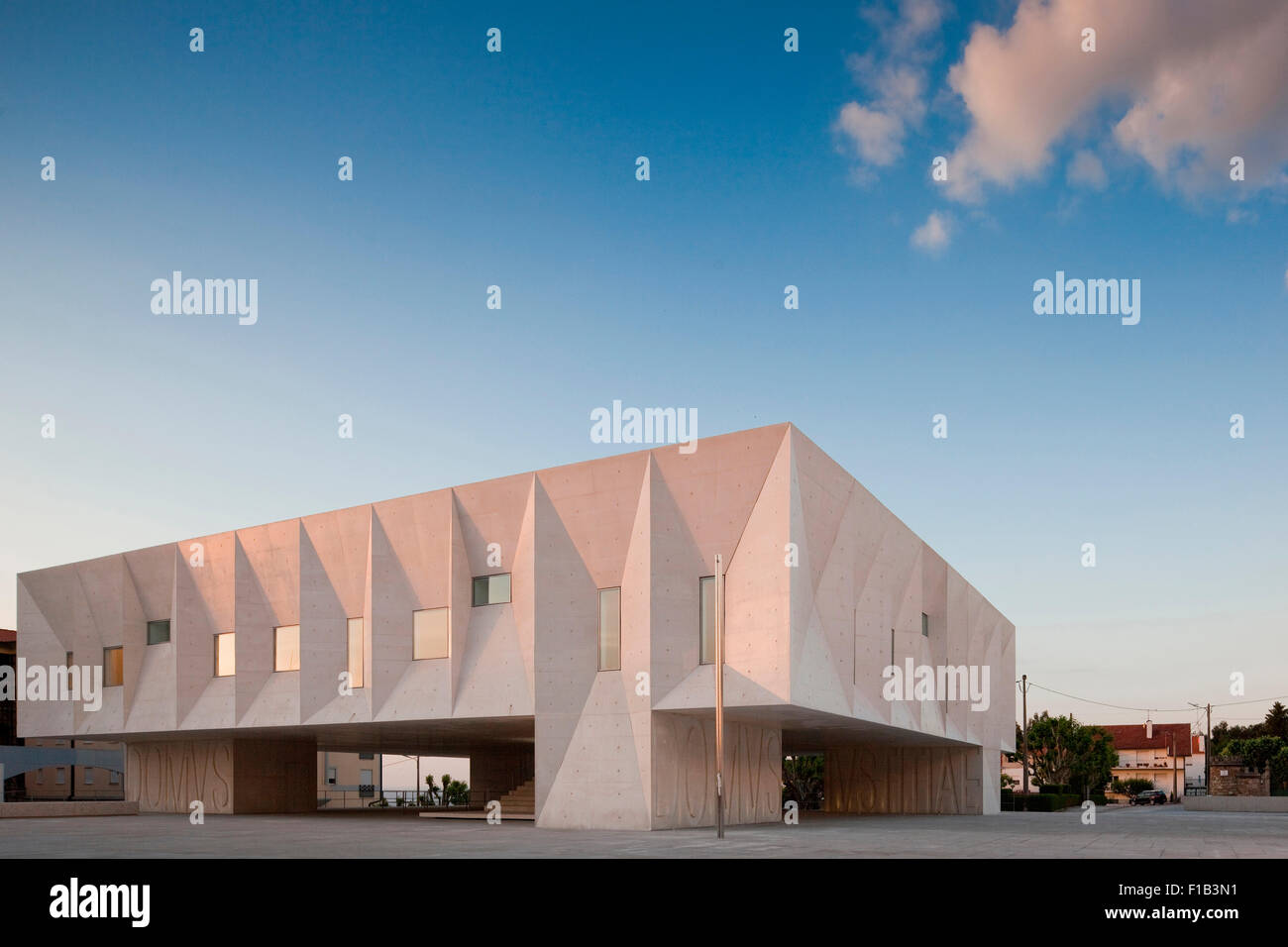 Corner elevation of court building on public square at dusk. Palacio da ...