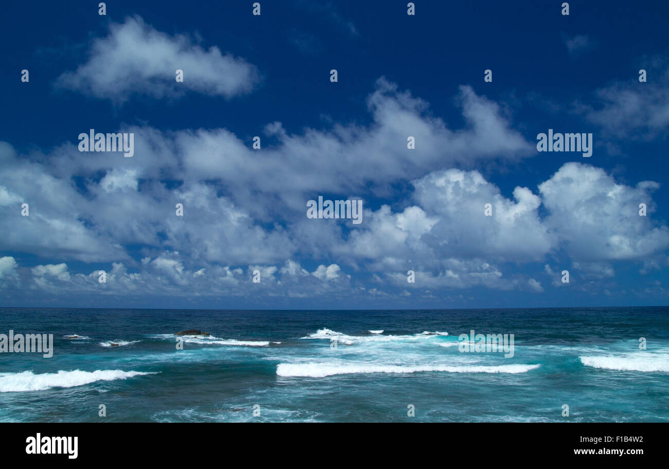 empty ocean with foamy waves natural background Stock Photo - Alamy