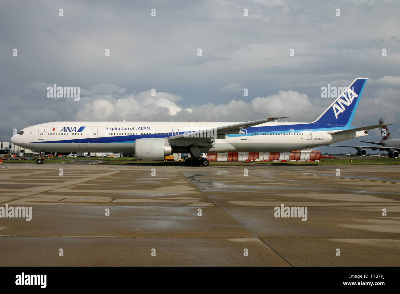 ANA JAPAN NIPPON 777 300 Stock Photo - Alamy
