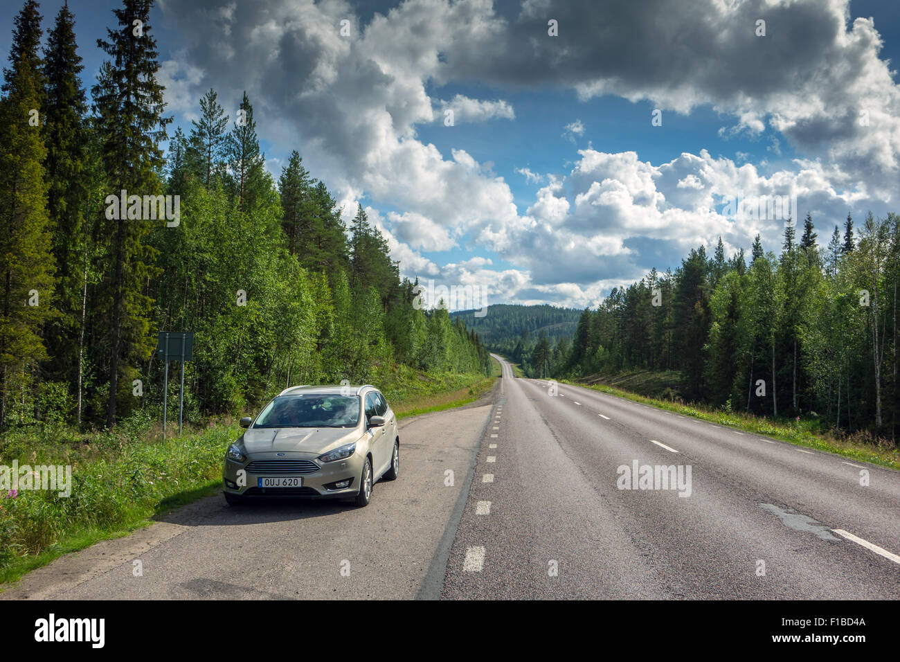 Road disappearing into distance hi-res stock photography and images - Alamy