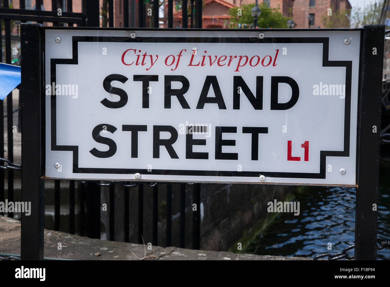 Strand road sign hi-res stock photography and images - Alamy