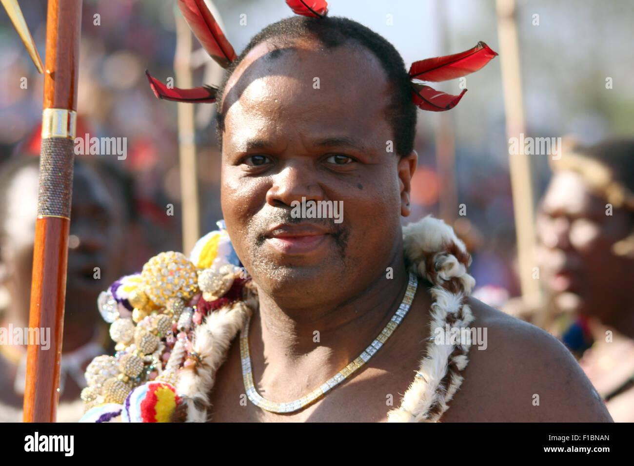 King Mswati III (C) watches the Umhlanga dance in Ludzidzini Stock ...
