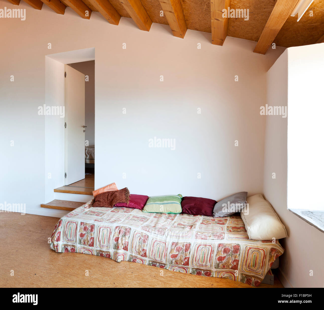 Vintage single bed room hi-res stock photography and images - Alamy